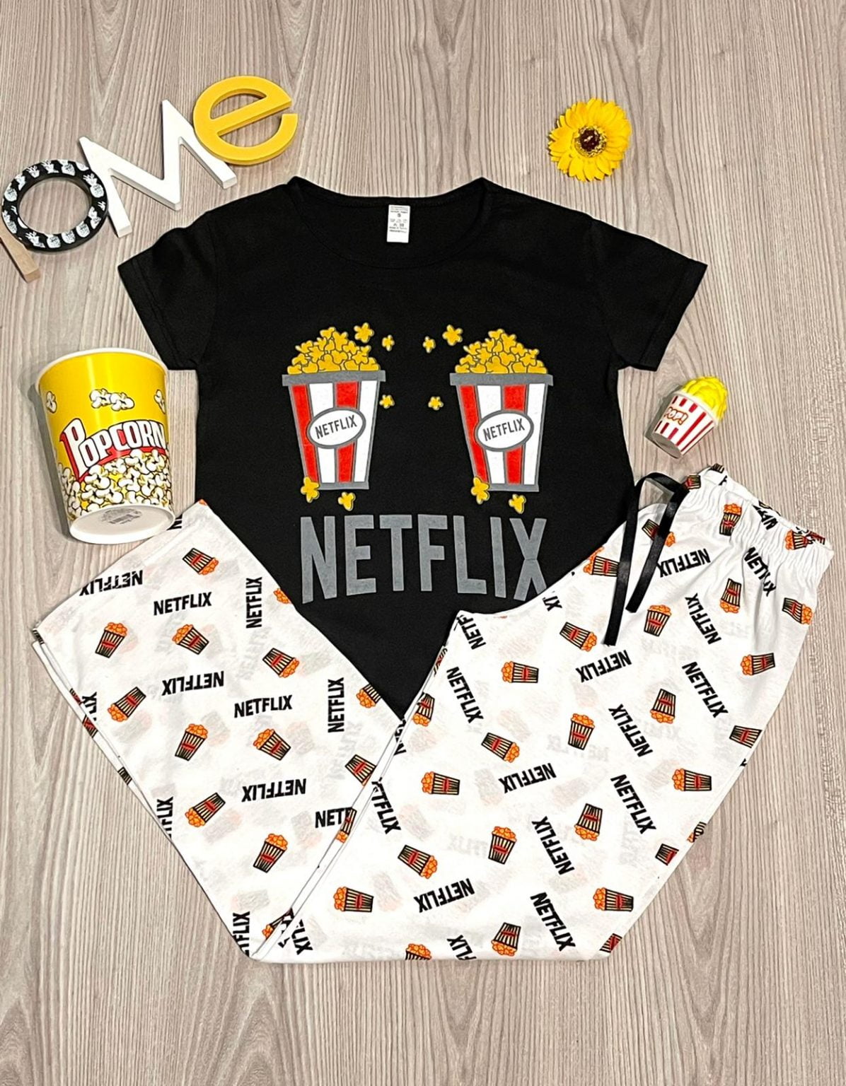 Pijama Dama, Maneca Scurta, Pantaloni Lungi, Netflix, Negru/Alb | Intisimo